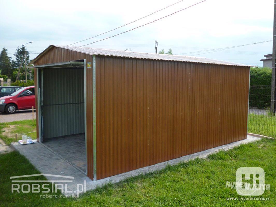Plechová garáž v imitaci dřeva s výklopnými vraty, na míru - bazar - Hyperinzerce.cz