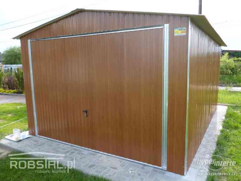 Plechová garáž v imitaci dřeva s výklopnými vraty, na míru - bazar - Hyperinzerce.cz