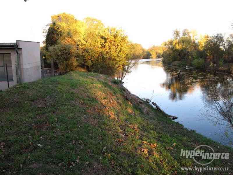 Zasíťovaný pozemek u vody u Labe. Exkluzívní. - bazar - Hyperinzerce.cz