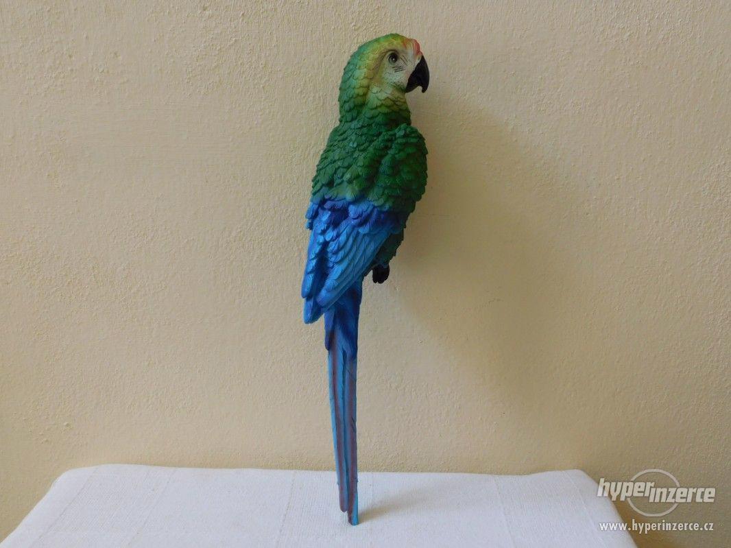 Papoušek Ara - soška - bazar - Hyperinzerce.cz