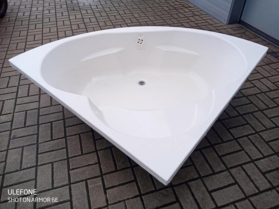 Rohová vana 140 x 140 - bazar - Hyperinzerce.cz