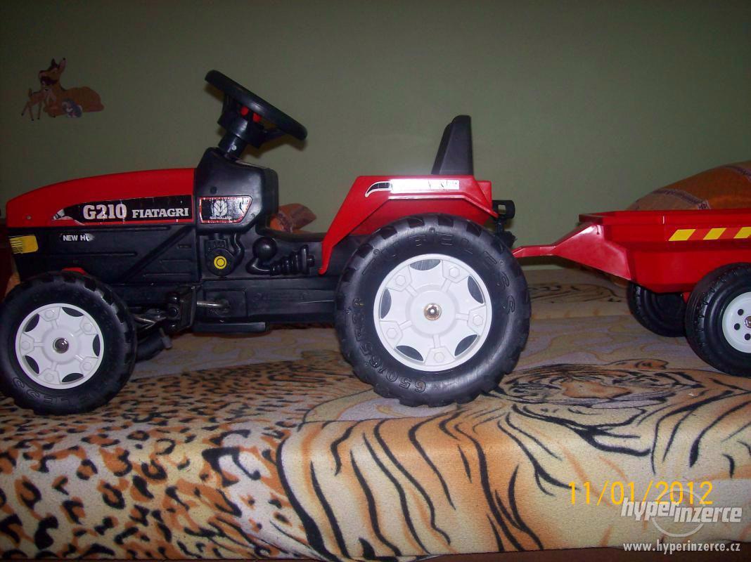 Prodám šlapací traktor i s vlekem - bazar - Hyperinzerce.cz