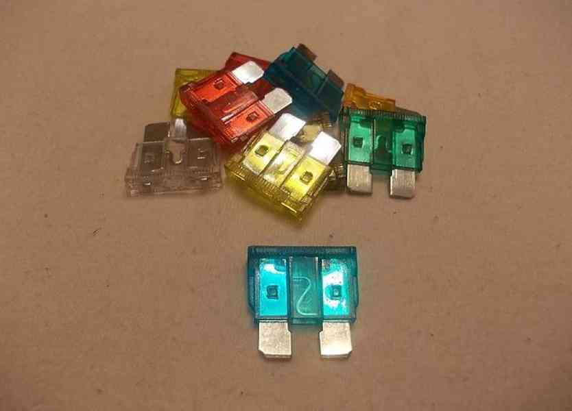 Pojistky - nožové pojistky do automobilu 20 kusů - bazar - Hyperinzerce.cz