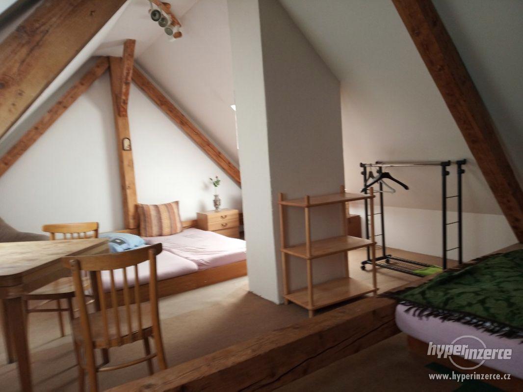 ČESKÝ KRUMLOV -PODKROVNÍ POKOJ V DOMĚ U ŘEKY - bazar - Hyperinzerce.cz