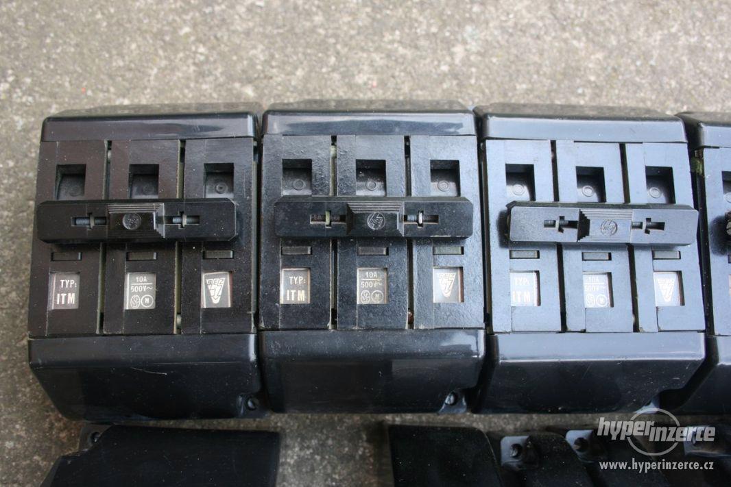 starší typy zásuvek, jističů a další materiál - bazar - Hyperinzerce.cz