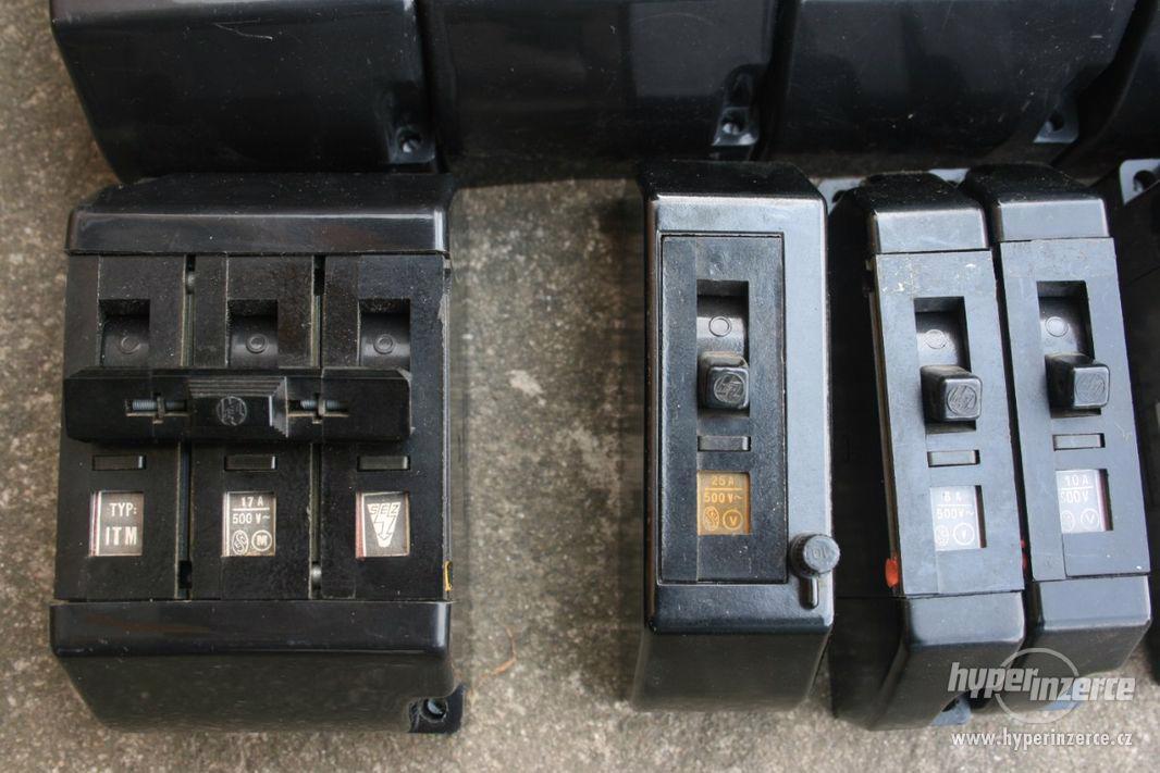 starší typy zásuvek, jističů a další materiál - bazar - Hyperinzerce.cz