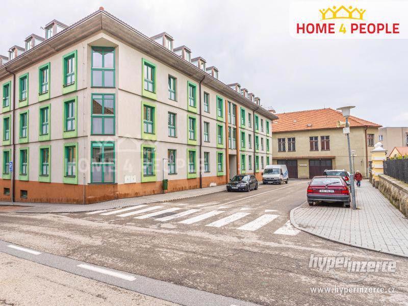 Zprostředkujeme vám prodej bytu o celkové rozloze 54 m2, DV, v ul. Zlatá stezka v Prachaticích ...