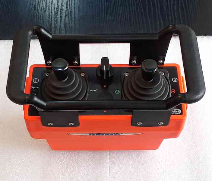 Nový vladač jeřábu HBC Radiomatic ECO 2,4GHz - bazar - Hyperinzerce.cz