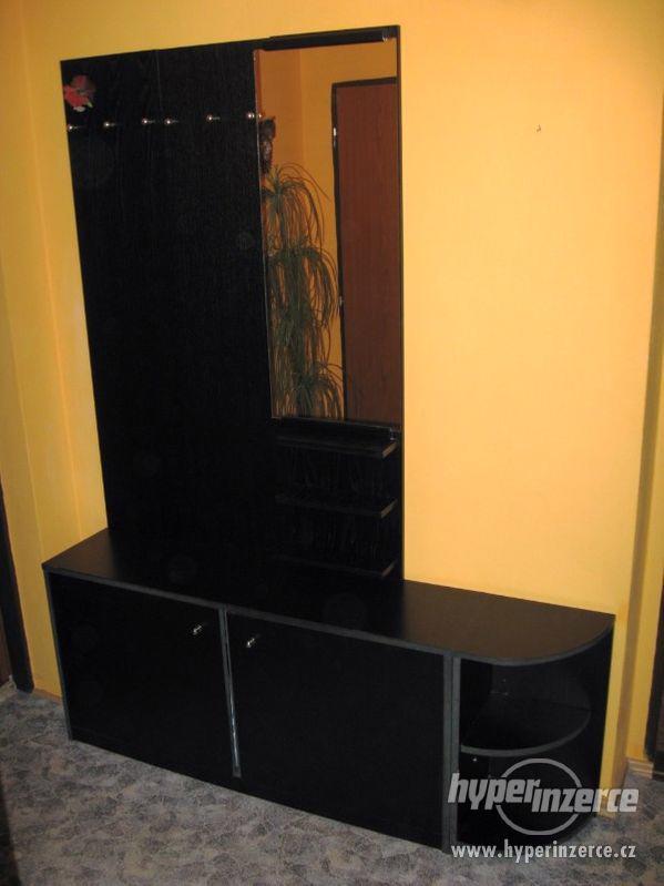 Předsíňová stěna se zrcadlem - bazar - Hyperinzerce.cz