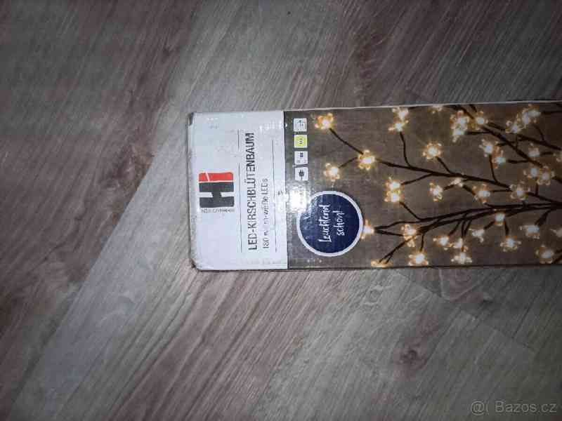 LED strom třešeň sakura 180 LED 150 cm - bazar - Hyperinzerce.cz