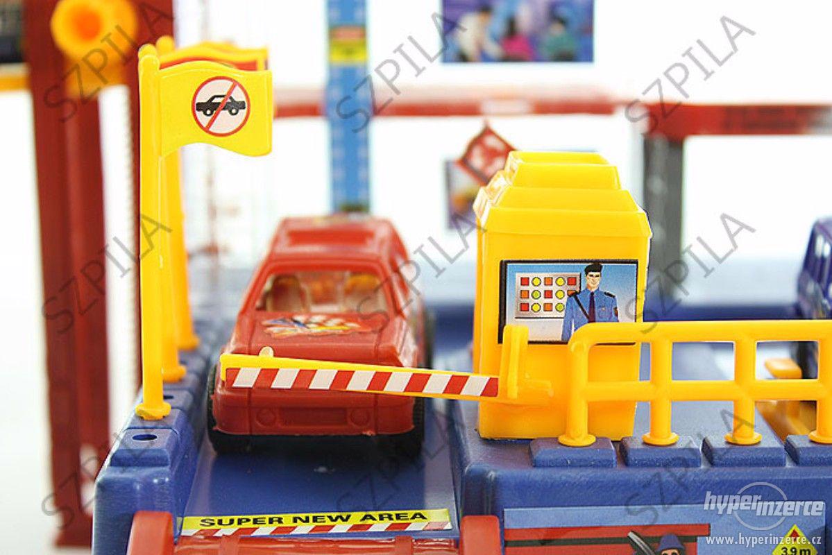 AUTODRÁHA Garáž + autíčka v sadě PARKING výtah - bazar - Hyperinzerce.cz