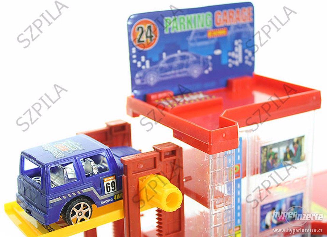 AUTODRÁHA Garáž + autíčka v sadě PARKING výtah - bazar - Hyperinzerce.cz