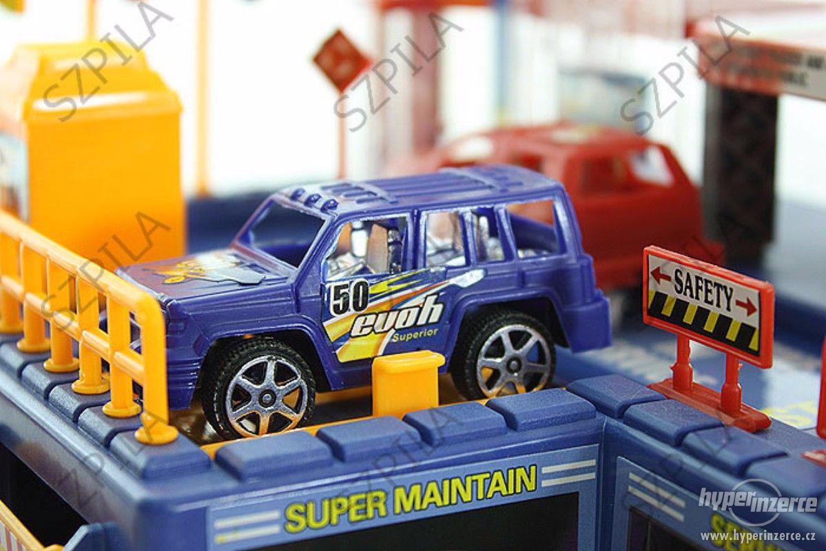 AUTODRÁHA Garáž + autíčka v sadě PARKING výtah - bazar - Hyperinzerce.cz