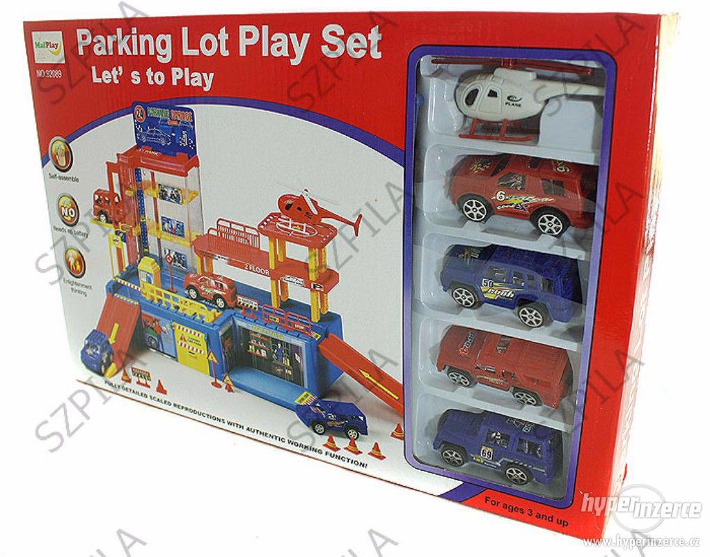AUTODRÁHA Garáž + autíčka v sadě PARKING výtah - bazar - Hyperinzerce.cz