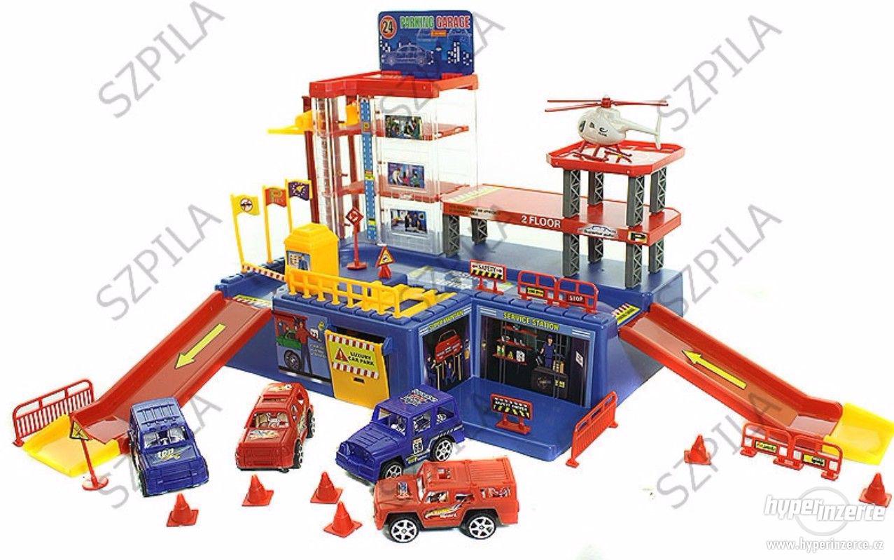 AUTODRÁHA Garáž + autíčka v sadě PARKING výtah - bazar - Hyperinzerce.cz
