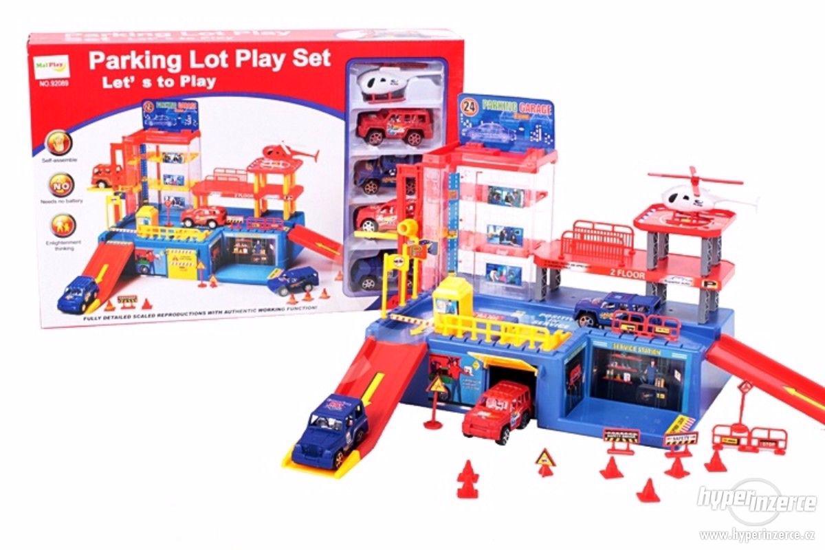 AUTODRÁHA Garáž + autíčka v sadě PARKING výtah - bazar - Hyperinzerce.cz