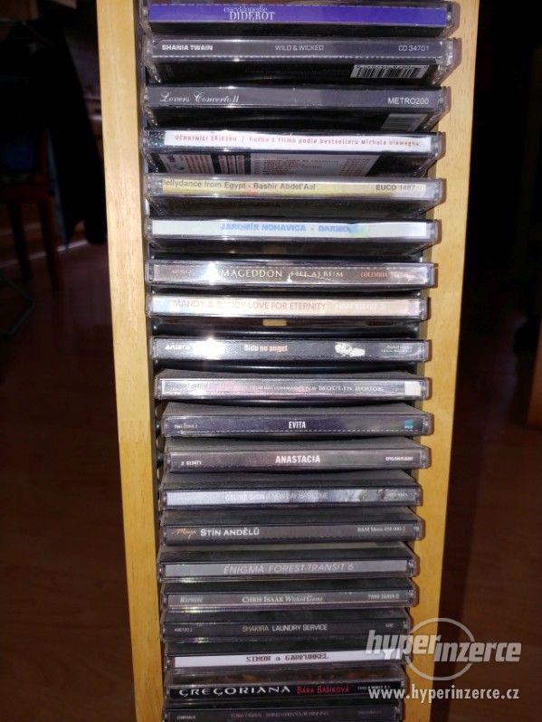 Dřevěný stojan na 54 CD/DVD - bukové dřevo - bazar - Hyperinzerce.cz