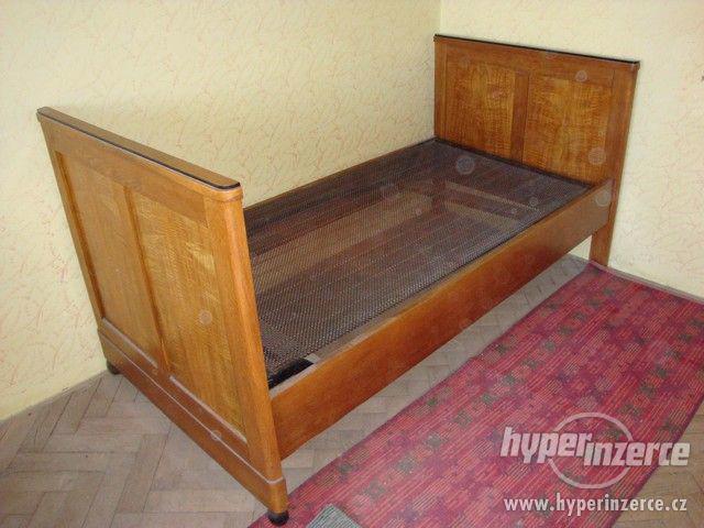 Staré dřevěné postele - 2 kusy - bazar - Hyperinzerce.cz