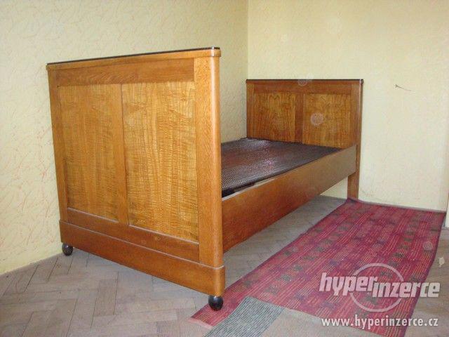 Staré dřevěné postele - 2 kusy - bazar - Hyperinzerce.cz