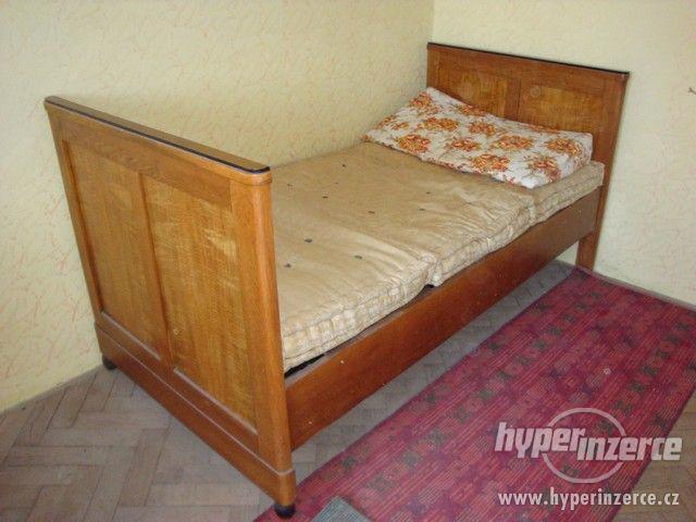 Staré dřevěné postele - 2 kusy - bazar - Hyperinzerce.cz