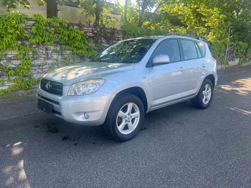 Toyota RAV 4 2.0i 4x4 Executive benzín 112kw - bazar - Hyperinzerce.cz