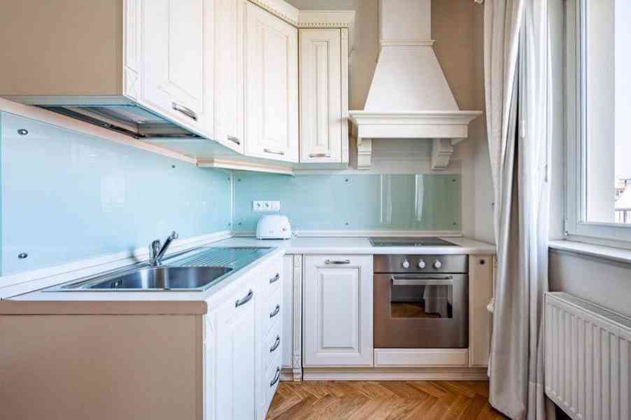 Luxusní byt 1+KK s terasou a bazénem na Vinohradech, ulice Italská, 41m2 - bazar - Hyperinzerce.cz