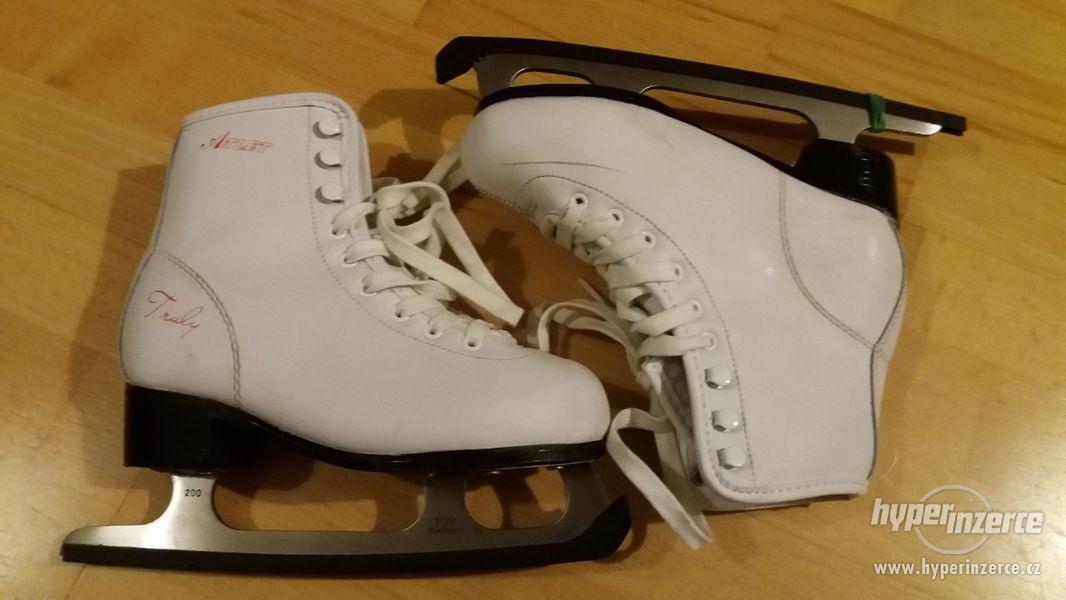 Prodám dívčí brusle s kožíškem - bazar - Hyperinzerce.cz