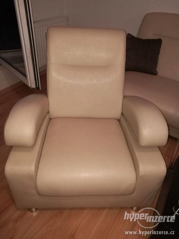 Kožená sedačka, 2 křesla a stolek - bazar - Hyperinzerce.cz