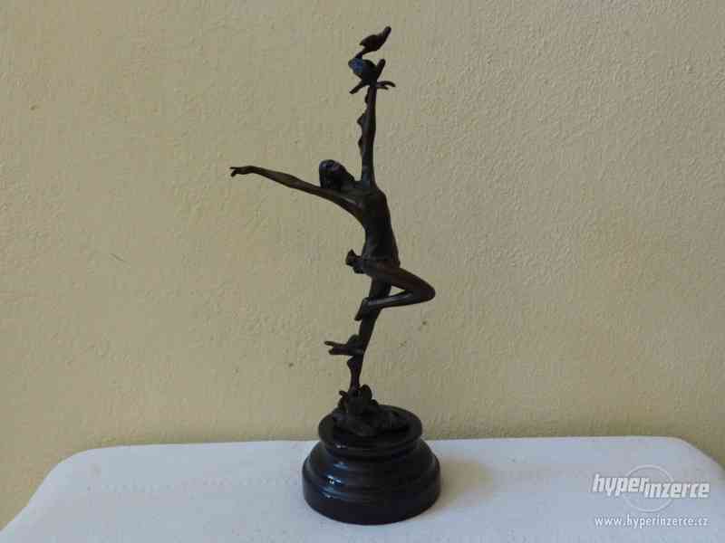 Baletka s holubicemi - bronzová socha - bazar - Hyperinzerce.cz