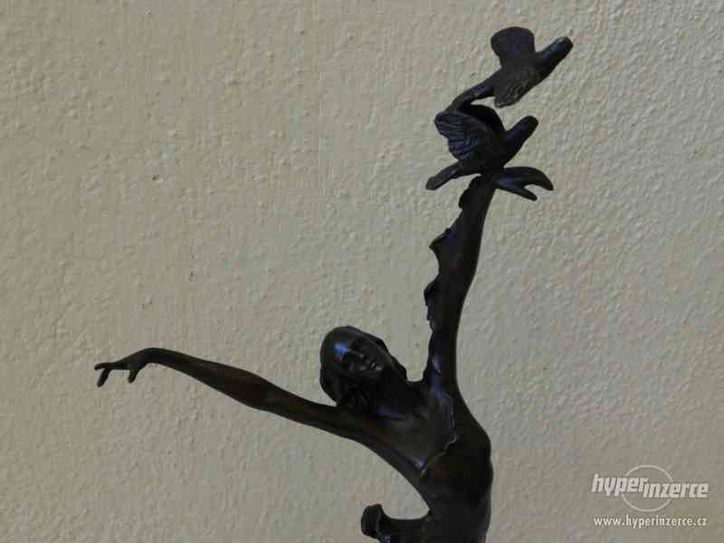 Baletka s holubicemi - bronzová socha - bazar - Hyperinzerce.cz