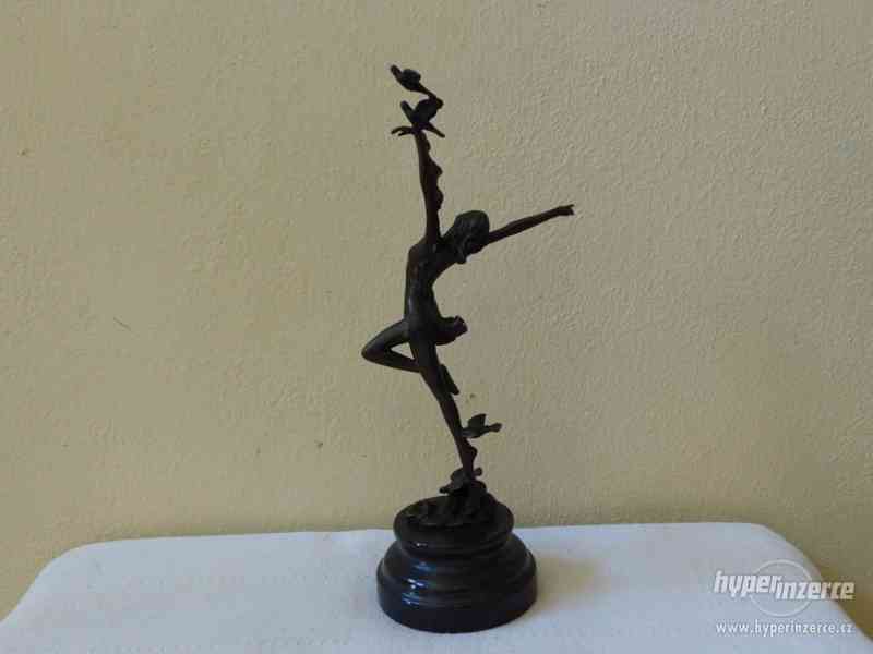 Baletka s holubicemi - bronzová socha - bazar - Hyperinzerce.cz