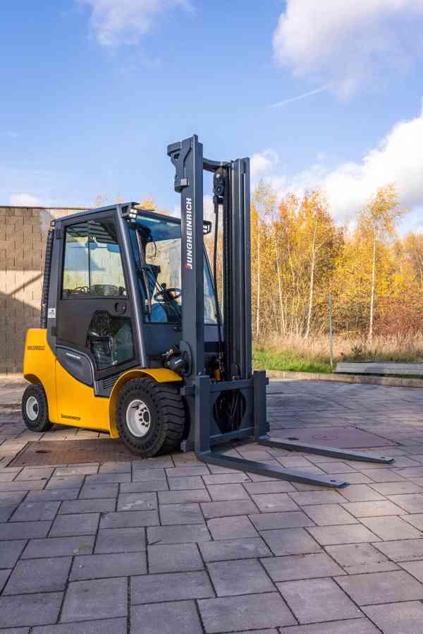 Vysokozdvižný vozík Jungheinrich TFG 430s (2) - bazar - Hyperinzerce.cz