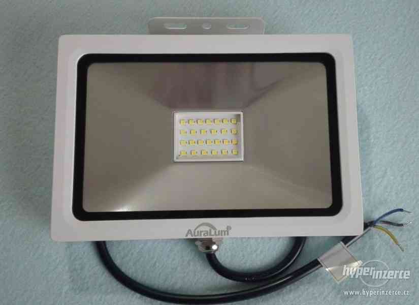 LED světlo reflektor 20W, moderní design - bazar - Hyperinzerce.cz