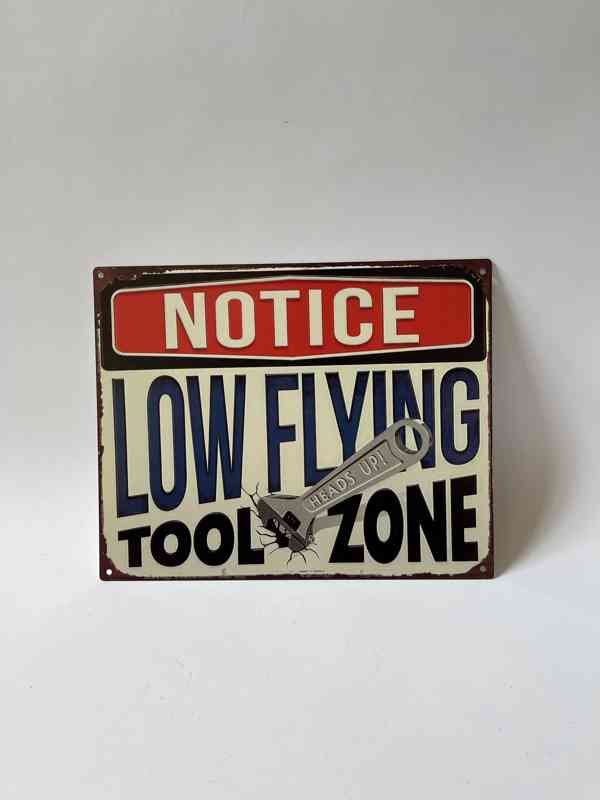 Notice low flying tool zone - plechová cedule - bazar - Hyperinzerce.cz