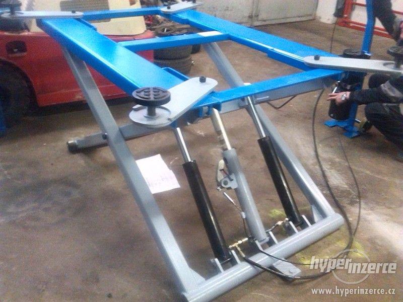 Nůžkový zvedák 2800 kg - bazar - Hyperinzerce.cz