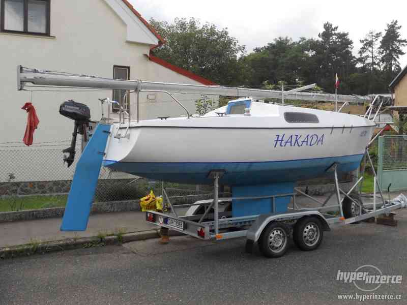 plachetnice 5,8m s bržděným přívěsem a motorem - bazar - Hyperinzerce.cz