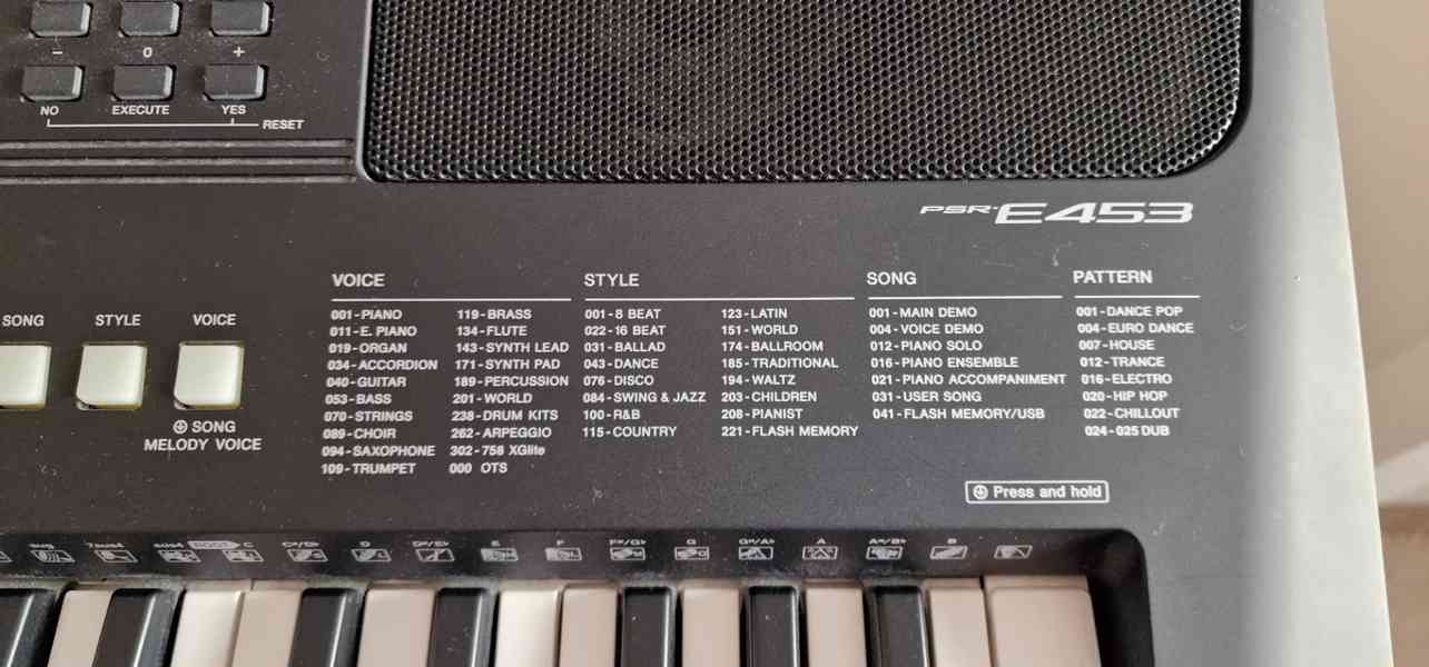 Elektronické Klávesy Yamaha PSR-E453 - bazar - Hyperinzerce.cz