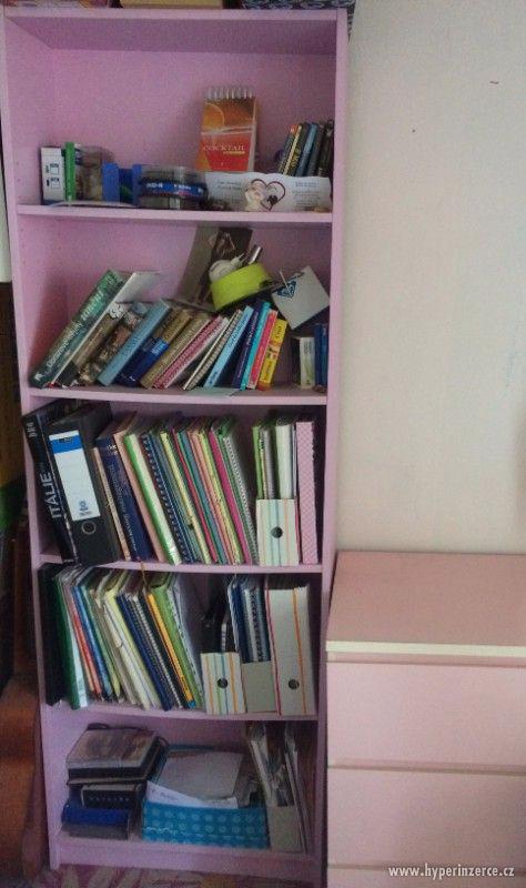 DVĚ KOMODY + POLICOVÝ REGÁL - bazar - Hyperinzerce.cz