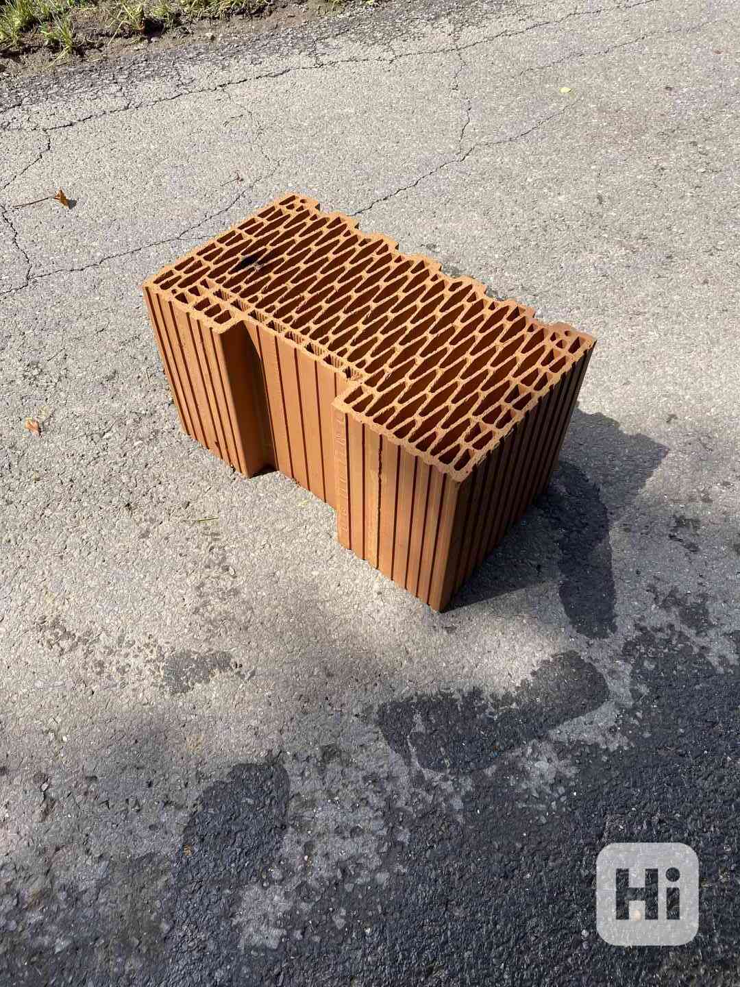 Cihla Heluz 44 okenní broušená - bazar - Hyperinzerce.cz