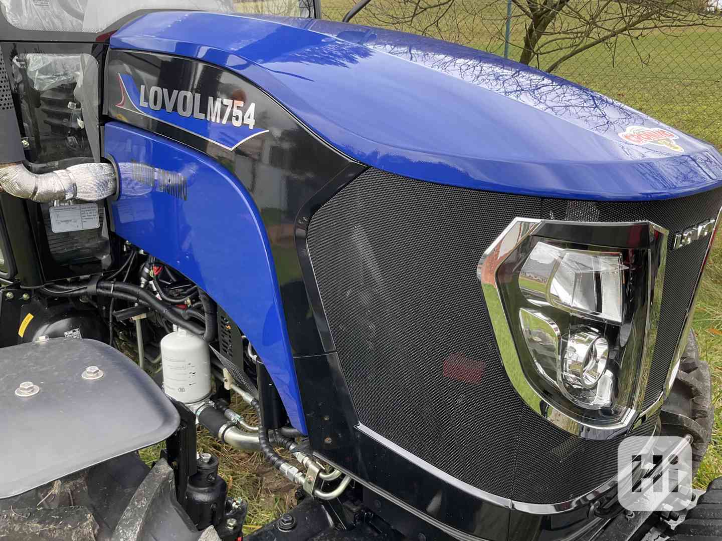 Traktor LOVOL M504, 50 koní, modrý s kabinou - bazar - Hyperinzerce.cz