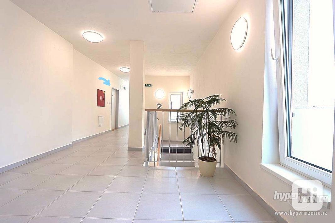 2kk byt z terasou Jahodnice/Hostavice, Praha 14 - 50m2+11m2 - bazar - Hyperinzerce.cz