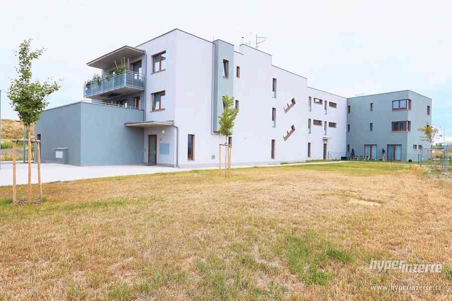 2kk byt z terasou Jahodnice/Hostavice, Praha 14 - 50m2+11m2 - bazar - Hyperinzerce.cz