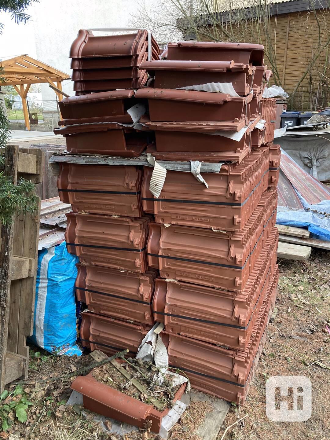 Střešní taška Tondach Samba červená engoba - bazar - Hyperinzerce.cz