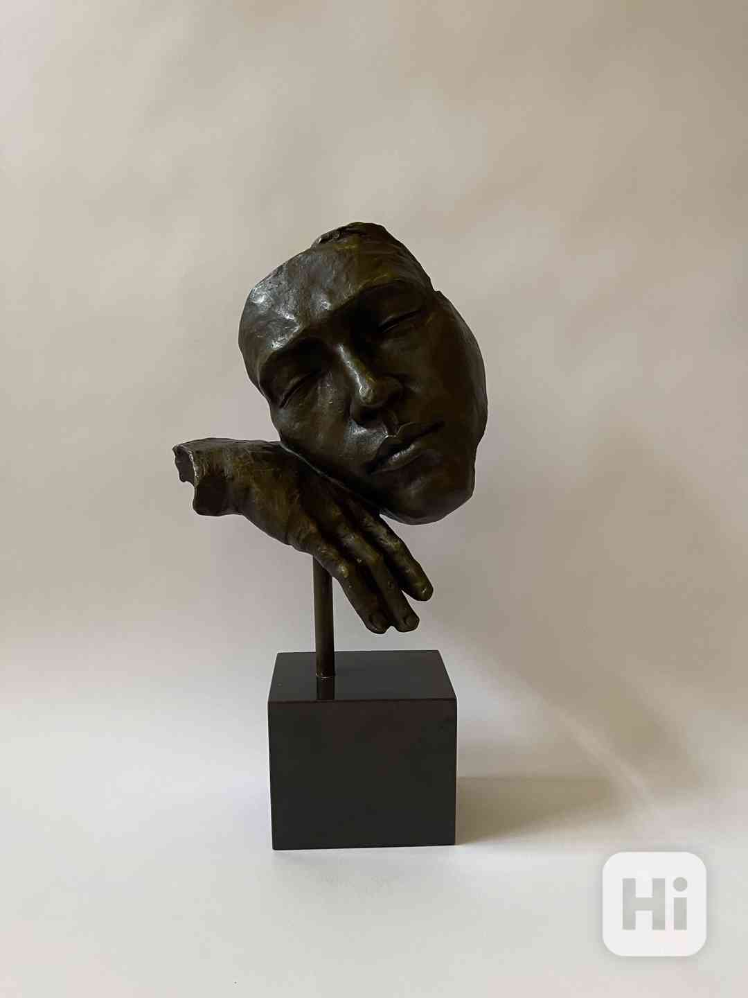 Maska - bronzová socha na mramoru - bazar - Hyperinzerce.cz