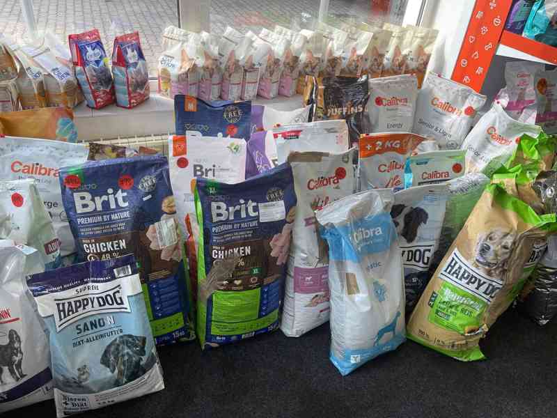 Granule pro psy a kočky s lehce poškozeným obalem - bazar - Hyperinzerce.cz