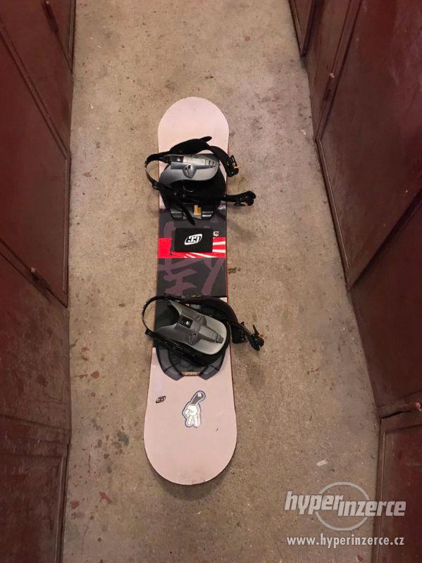 Snowboard CC | 135cm | s vázáním - bazar - Hyperinzerce.cz