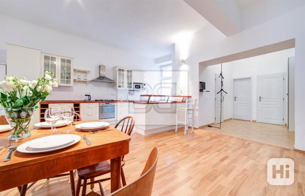 Prodej prostorného apartmánového bytu 4+kk v centru Brna, který je vhodný i jako representativní ...