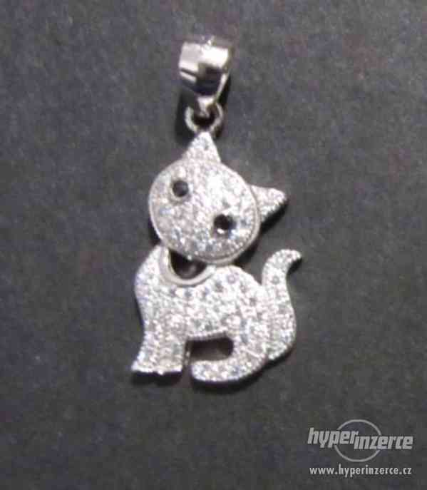 Kočička zdobená bílými kamínky - stříbrný přívěsek - bazar ...